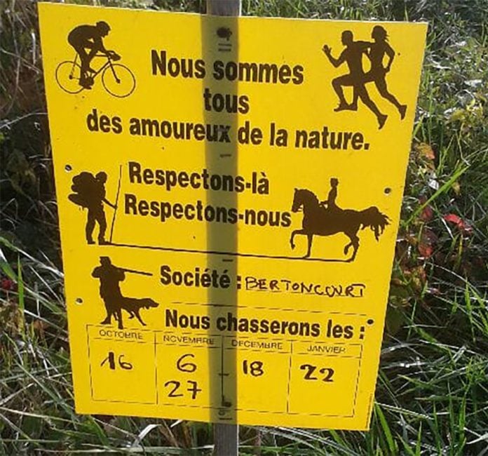Une société de chasse pose un panneau indiquant ses jours de chasse ...